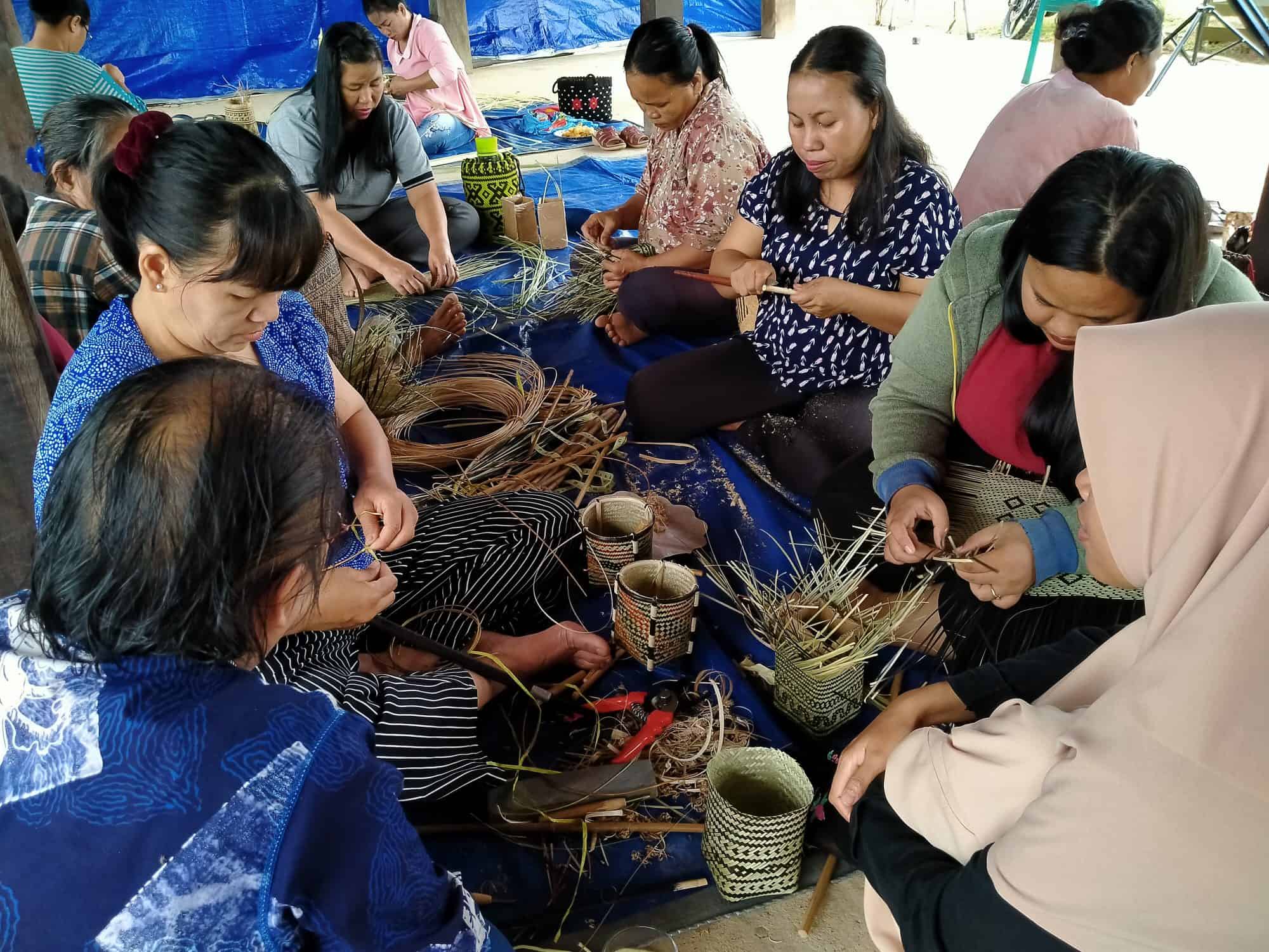 Bamboo gives indigenous handicrafts new life - Save the Orangutan